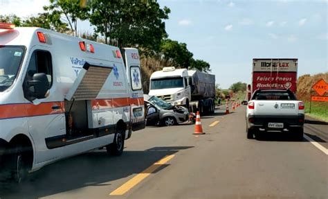 Mãe e filho morrem após batida entre carro e carreta em rodovia de São