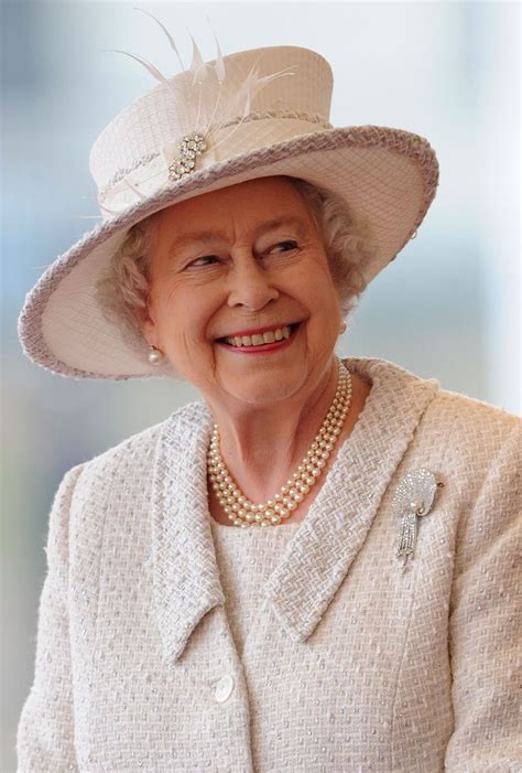 Queen Elizabeth Enjoys A Glass Of Champagne Every Night Reina Isabel