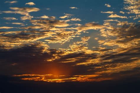 Belas nuvens no céu azul durante o pôr do sol Foto Premium