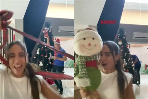 Ao som de Mariah Carey Anitta monta árvore de Natal mãe e David