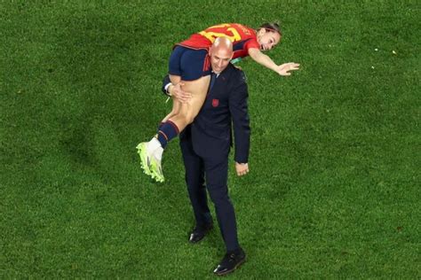 Una nueva foto polémica de Rubiales con otra jugadora sale a la luz