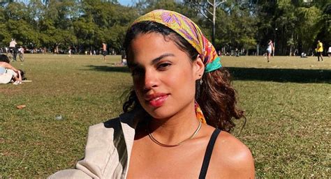 Clara Buarque filha de Carlinhos Brown posta cliques de biquíni e na