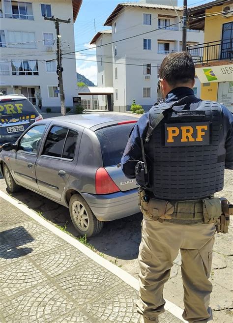 Homem mandado de prisão é flagrado carro roubado na BR 470 em