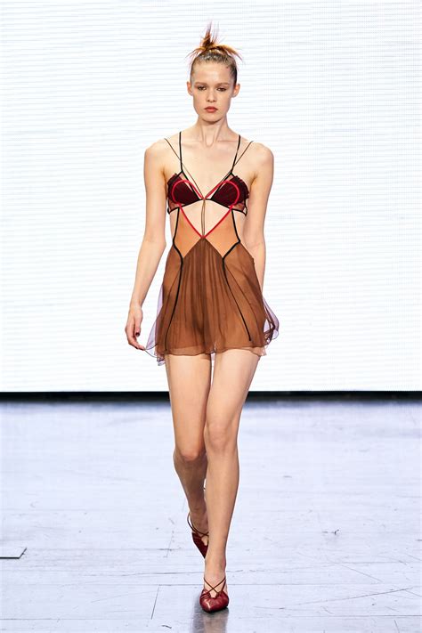 Tendencias 2022 Qué es la ropa naked o desnuda y cómo la llevaremos