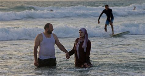 La Sindaca Cisint Tira Dritto Musulmane Vestite Al Mare Una