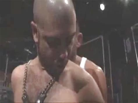 Un Uomo Con La Barba In Un Triangolo Zozzo Seigay