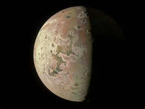 Las asombrosas imágenes de la actividad volcánica de la luna de Júpiter