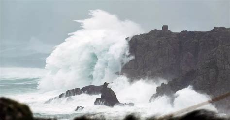Waves Up To 28ft High Will Hit Cornwall In The Next Few Days During