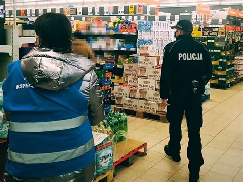 Trwają kontrole policji i sanepidu sypią się mandaty za brak maseczek