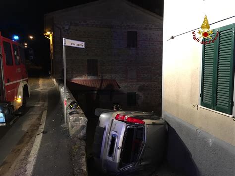 Auto Fuori Strada E Ribaltata La Conducente Rimane Incastrata Nell