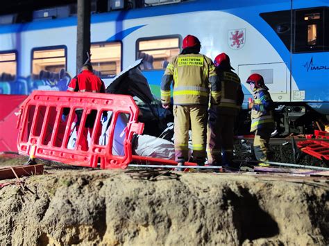 Tragiczny Wypadek Na Przeje Dzie Kolejowym Nie Yje Kierowca Twoje