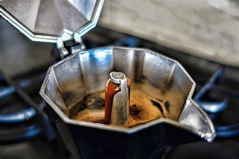 Cómo hacer el café perfecto en cafetera italiana ocho claves