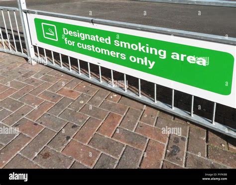 Airport Terminal Smoking Area Hi Res Stock Photography And Images Alamy