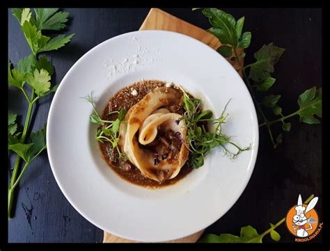 Pierogi z gęsiną w sosie grzybowym kroolinaria