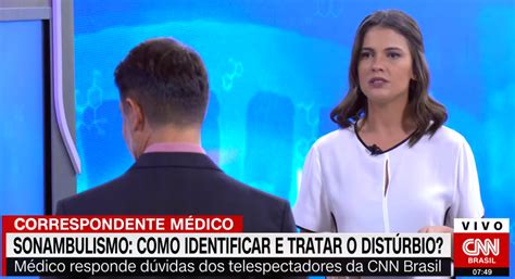 Vídeo Âncora da CNN Brasil cai em pegadinha e cita Deide Costa ao