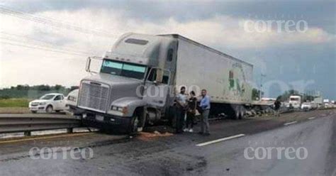 Tráiler protagoniza aparatoso accidente en la Silao Irapuato