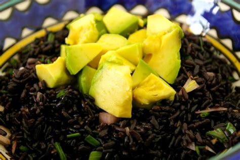 Salade dété de riz noir au saumon fumé mozzarella et avocat Lalala