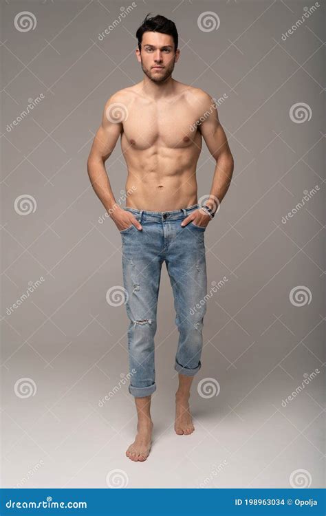 Retrato De Un Modelo Masculino Muscular Bien Construido Sin Camisa