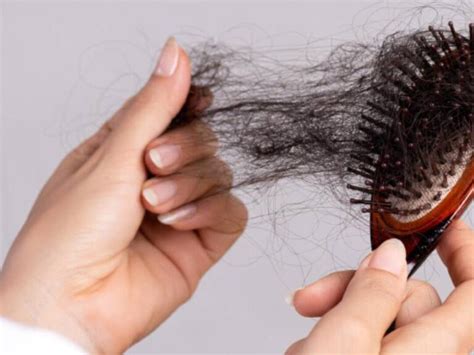 Descubre el significado de soñar con cabello en el piso