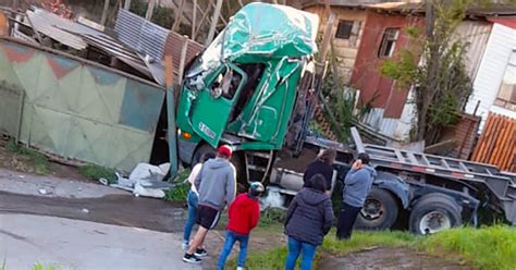 Un lesionado carga volcada y un gran taco deja accidente de camión en