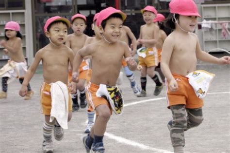 大冬天光着半身日本幼儿园变态的裸保育却没有冻坏孩子们