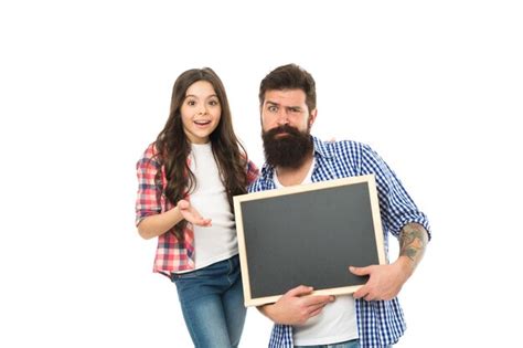 Olhe para aquele anúncio dia das crianças juntos menina e pai