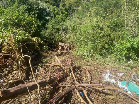 Caminhão cai em ribanceira na serra de Taquaruçu e três pessoas ficam