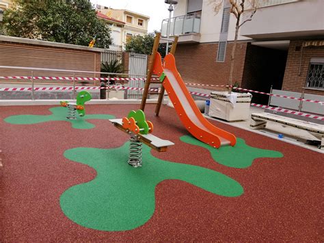 Zona Infantil Con Suelo De Caucho En ValenciaParques Infantiles Troe