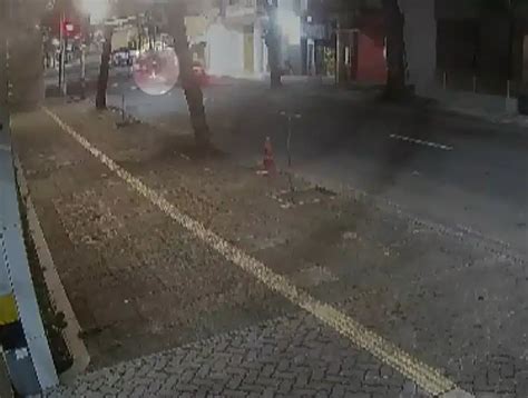 Câmera de segurança registra momento em que comerciante é atropelado na