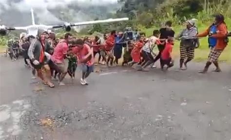 Aksi Heroik Warga Papua Tarik Pesawat SAM Air Yang Tergelincir Di