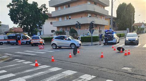 Scontro Tra Un Auto E Una Moto All Incrocio Tra Viale Trentino E Via