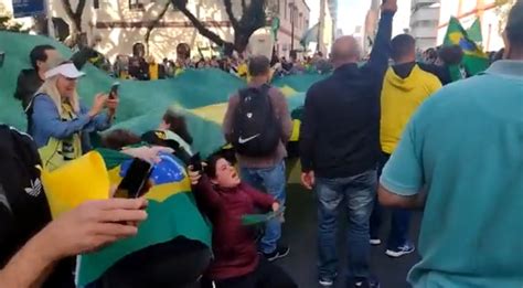 Vídeo Bolsonaristas comemoram falsa prisão de Alexandre de Moraes