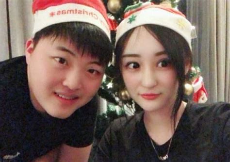 Uzi女友奥咪咪晒戴绿帽子的照片 帽上印字很真实凤凰网