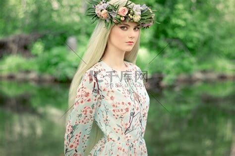 美丽的金发女人头上戴着花环高清摄影大图 千库网
