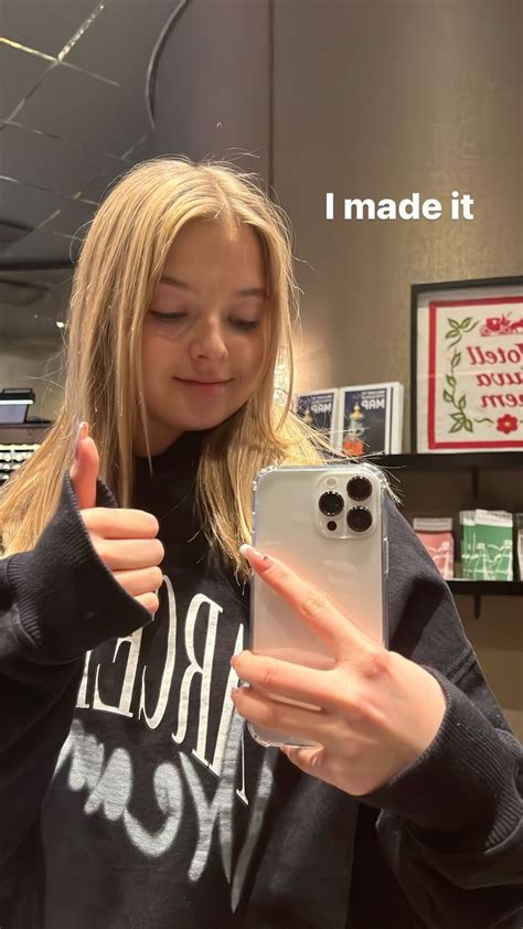 Pin By Veikko Aunela On Pikatallennukset Mirror Selfie Linn Celebrities