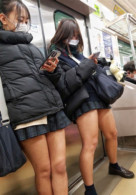 制服ミニスカ姿のJKの太ももエロ画像wwwwwwwwwwwwwww 素人エロ画像やったる夫