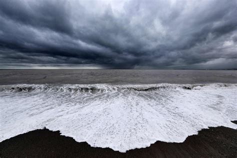 Tempête Ciaran vigilance rouge dans trois départements tout le