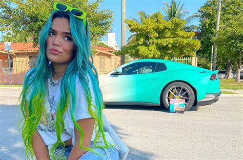 Karol G le dice adiós a su cabellera azul y le da la bienvenida al rojo