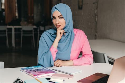 Joven Mujer Musulmana Bastante Moderna En Hijab Trabajando En La