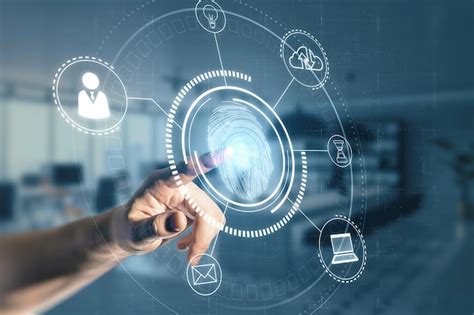 El hombre presiona el botón de la huella digital en el concepto de