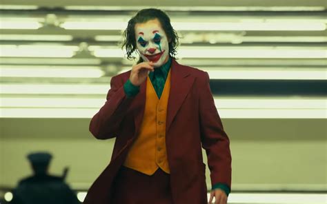 VAZOU Veja cenas inéditas do novo filme de Coringa