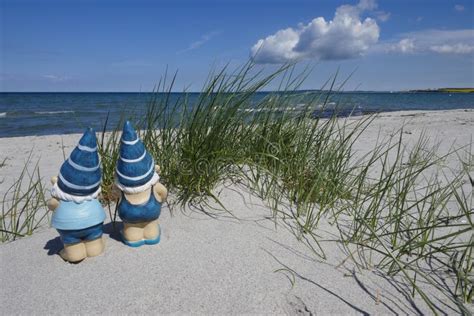 Vacances En Bord De Mer Deux Petits Nains Entre Dunes Sur La Plage De