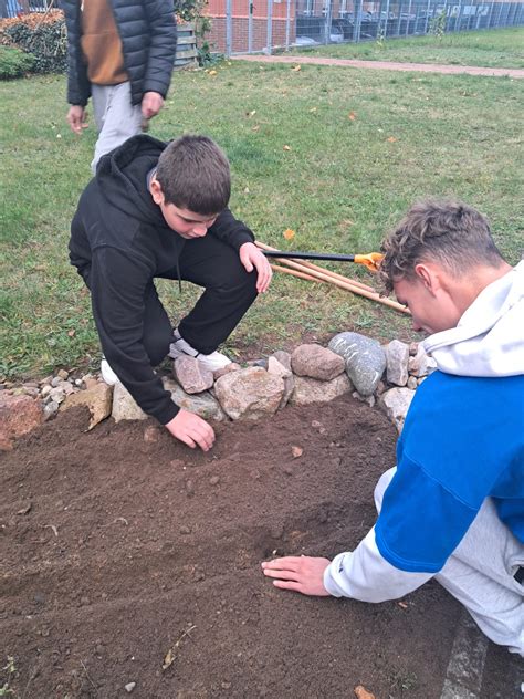 Sadzenie żonkili w ramach akcji Pola Nadziei PZS Sierakowice
