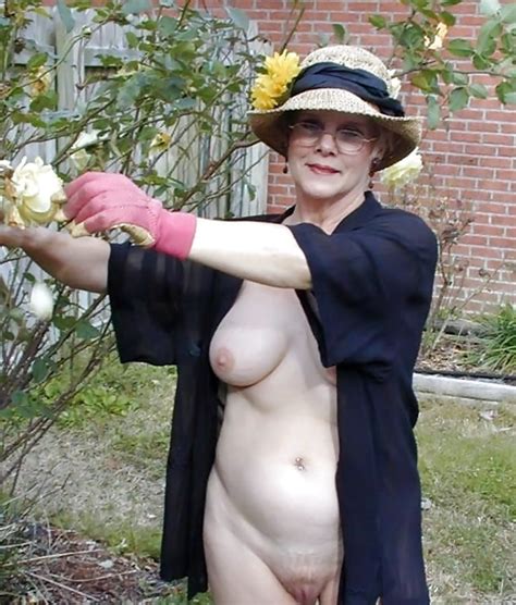 Omas Und Reife Nackt Im Garten Porno Bilder Sex Fotos Xxx Bilder