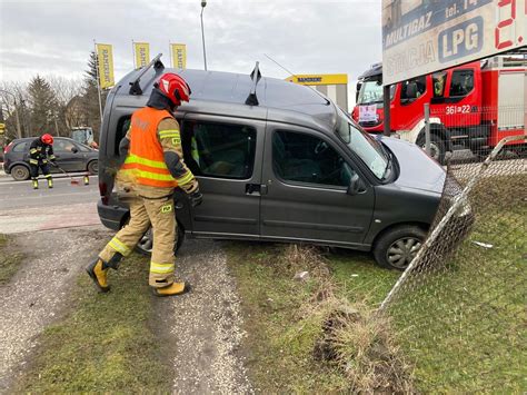 Tarnów Wypadek na ulicy Krakowskiej Czołowe zderzenie dwóch