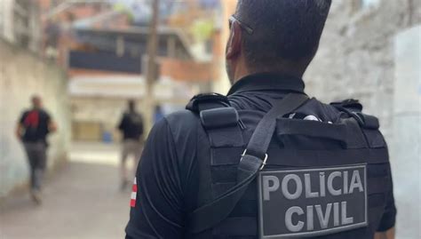 Mulher é presa suspeita de matar o marido e o amigo dele envenenados