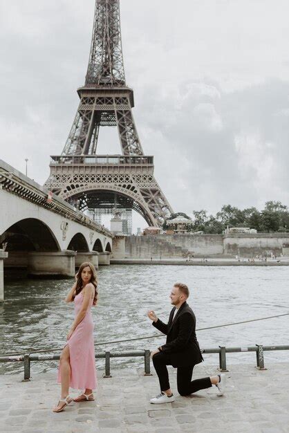 Propuesta de matrimonio romántico en la torre eiffel parís francia