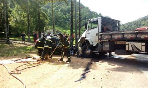 Casal Morre Ap S Carro Bater De Frente Em Caminh O Na Br Em Ibirama