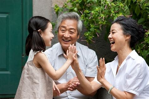 ÔNG BÀ CÓ VAI TRÒ NHƯ THẾ NÀO TRONG VIỆC CHĂM SÓC BÉ The first