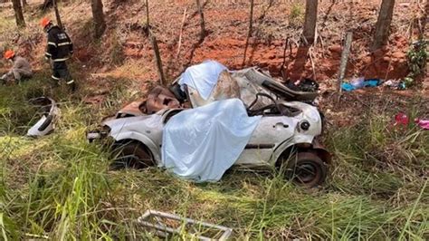 Acidente grave entre carro e caminhão mata casal em rodovia
